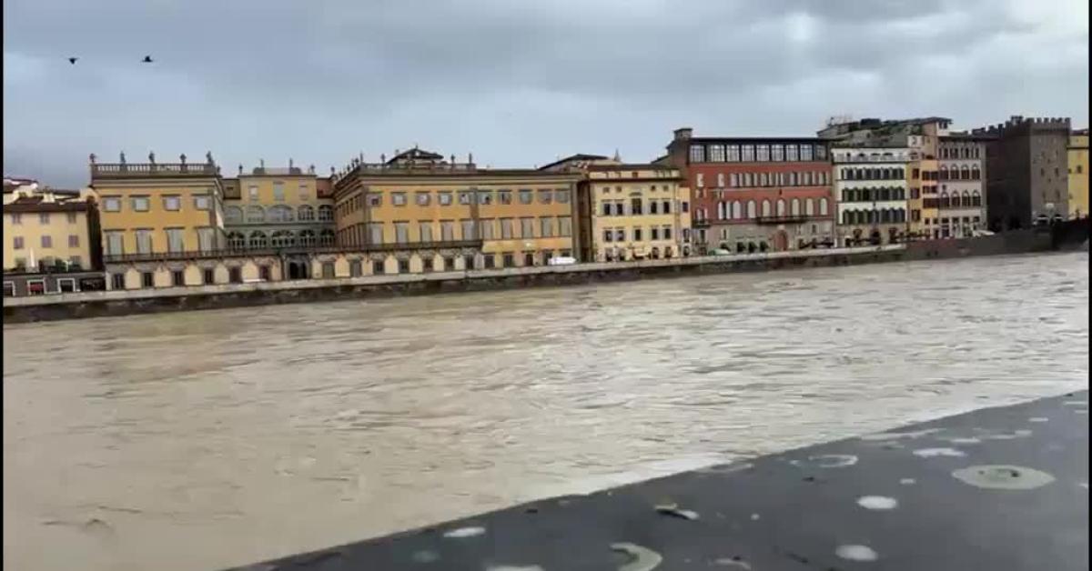 Matempo, allerta rossa in Emilia Romagna e in Toscana, Arno in piena, sesto fiorentino allagata ...
