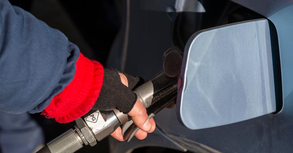 Benzina: ribassi, Eni taglia altri 5 cent (ma il prezzo generale è +60% ...