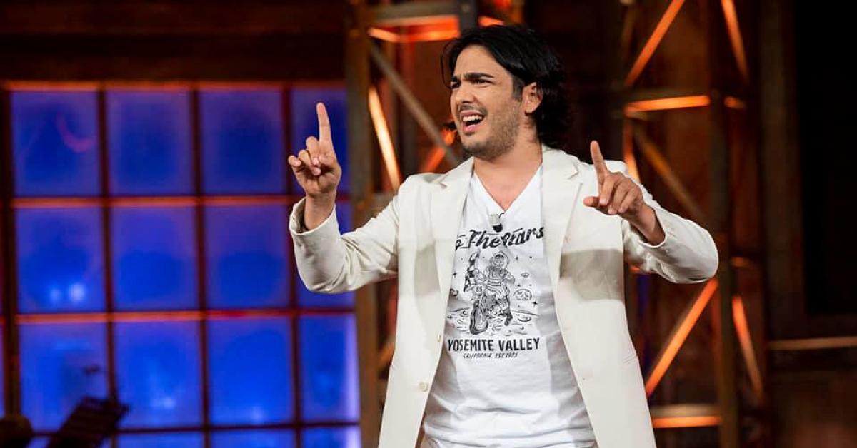 Chi è Max Angioni, il comico prodigio da Zelig a Le Iene: carriera ...