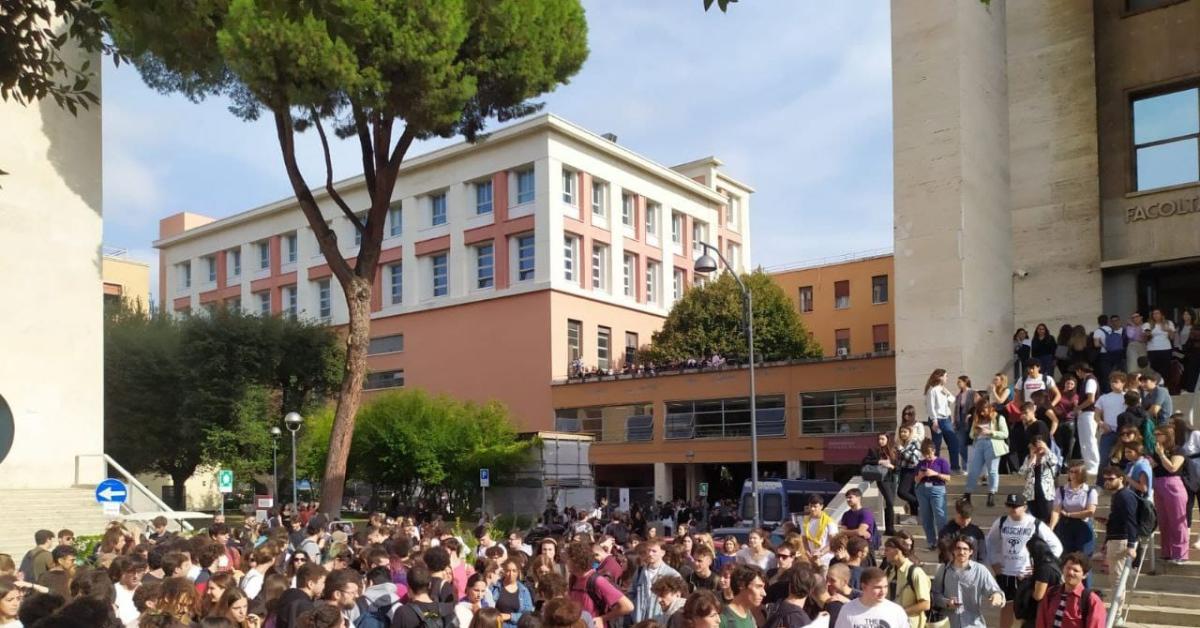 Scontri alla Sapienza: il solito antifascismo violento in assenza di ...