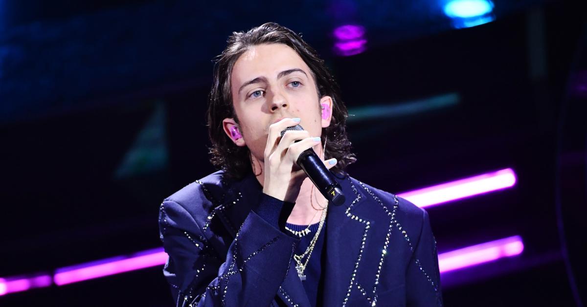 Chi è Sangiovanni: nome vero, fidanzata dopo Giulia Stabile, età, altezza, canzoni - Il Giornale ...