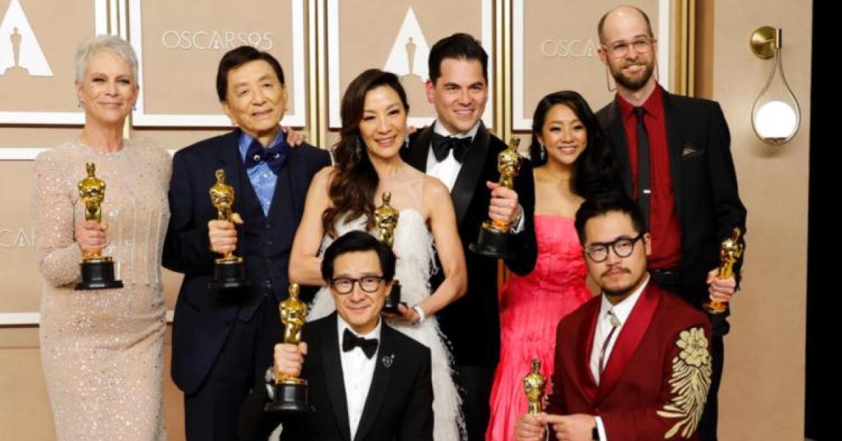 Oscar 2023, "Everything Everywhere All at Once" vince 7 statuette, Fraser miglior attore ...