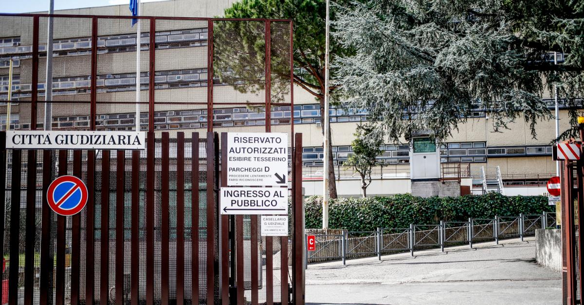 Roma, 20enne denuncia capo per palpate a fianchi e pancia, il giudice ...