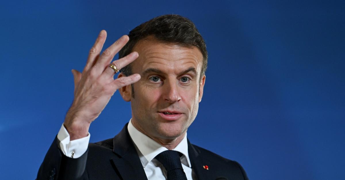 Macron vuole inviare truppe Nato in Ucraina e fare la guerra alla Russia: è un cretino, tenetelo ...