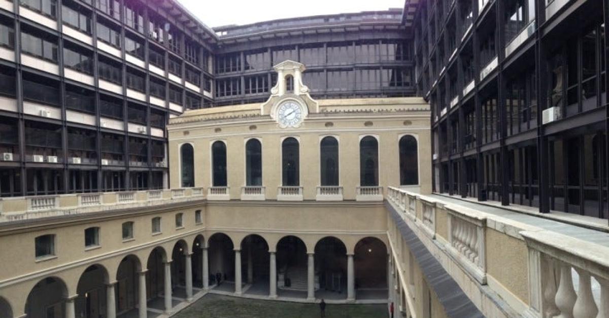 Genova, ritocca le foto di una giovane maestra elementare per mostrarla ...