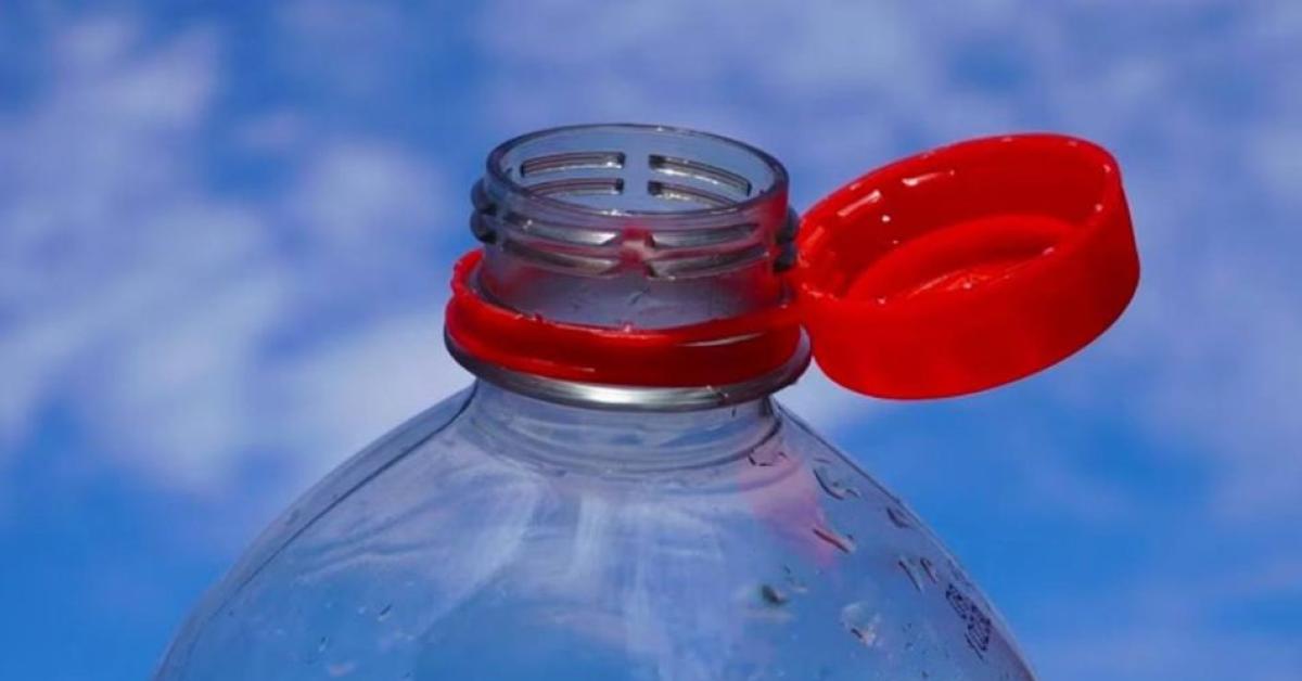 Tappo "solidale" attaccato alle bottiglie di plastica obbligatorio in ...