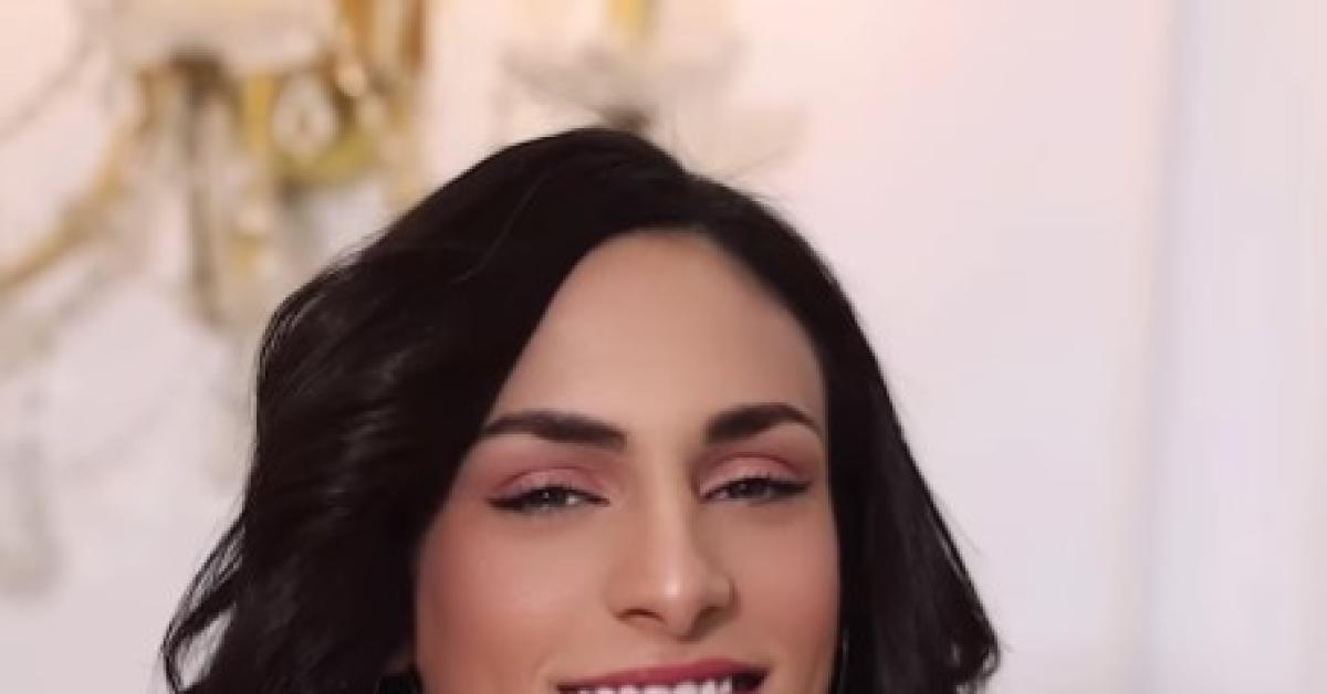 Imane Khelif con makeup rosa, orecchini e capelli lunghi ondulati ...