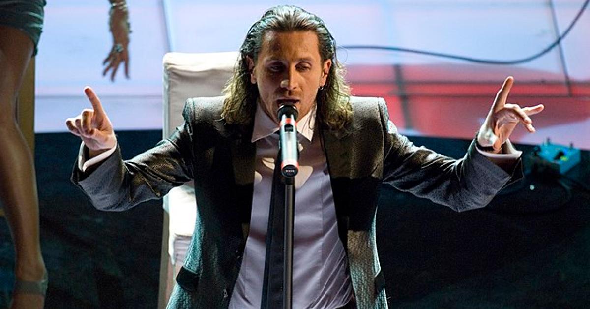 Povia cacciato da Nichelino per le sue "idee politiche", si respira ...