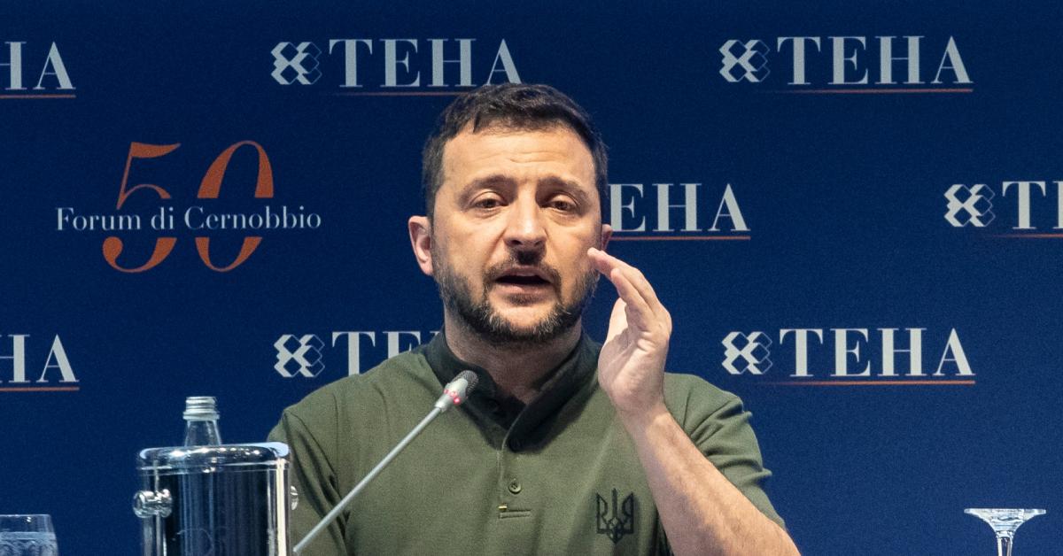 Il guitto Zelensky a Cernobbio: un'Italia sempre più ridicola, e in ...