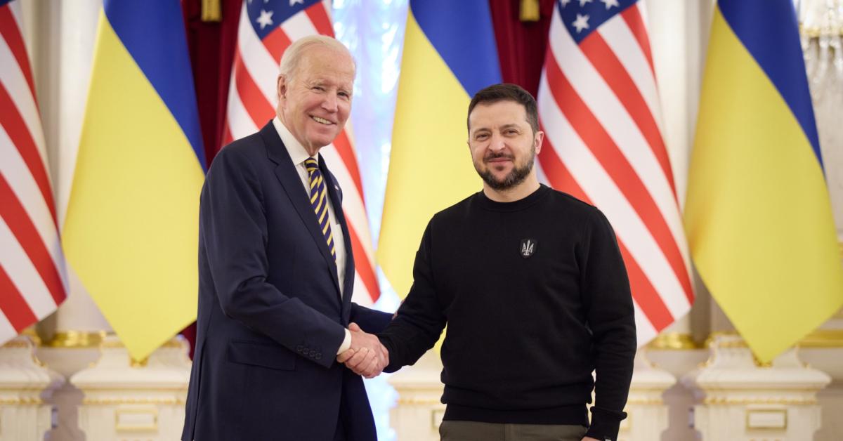 Il guitto Zelensky vola a Washington per mostrare a Biden il suo piano ...