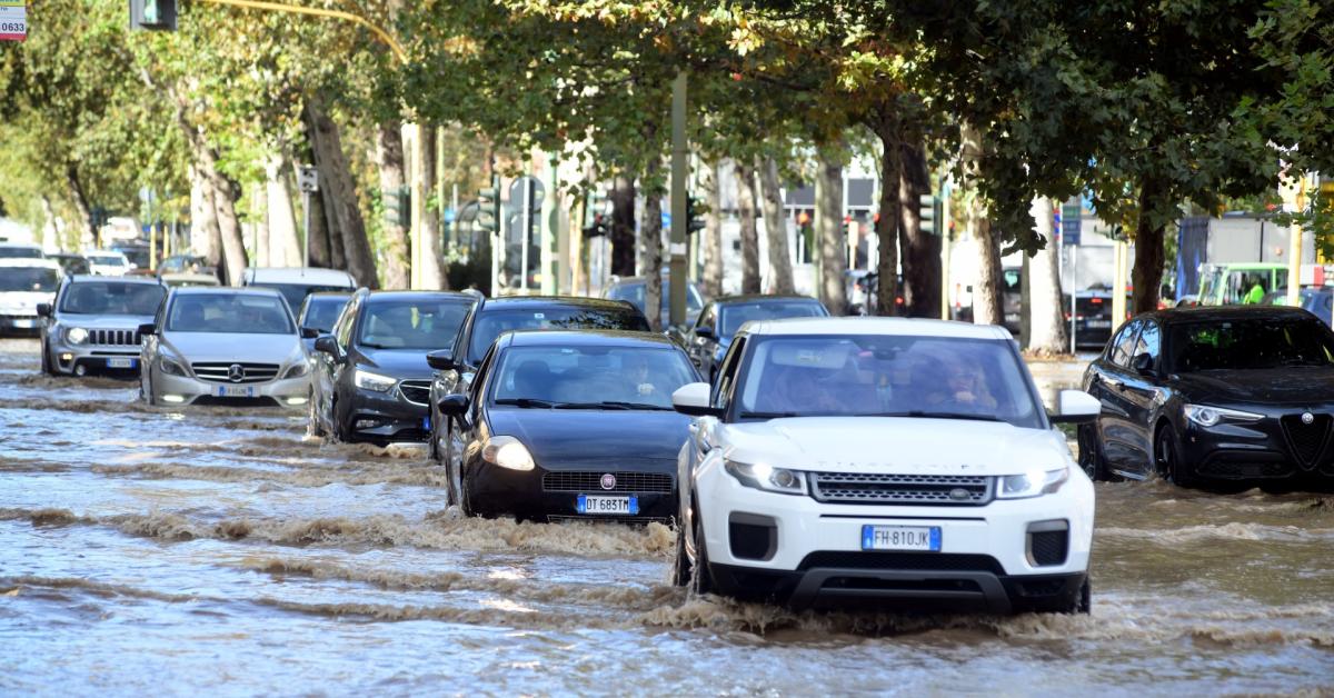 Maltempo al nord Italia, allerta rossa in Lombardia e Liguria e arancione in 7 regioni, arriva l ...
