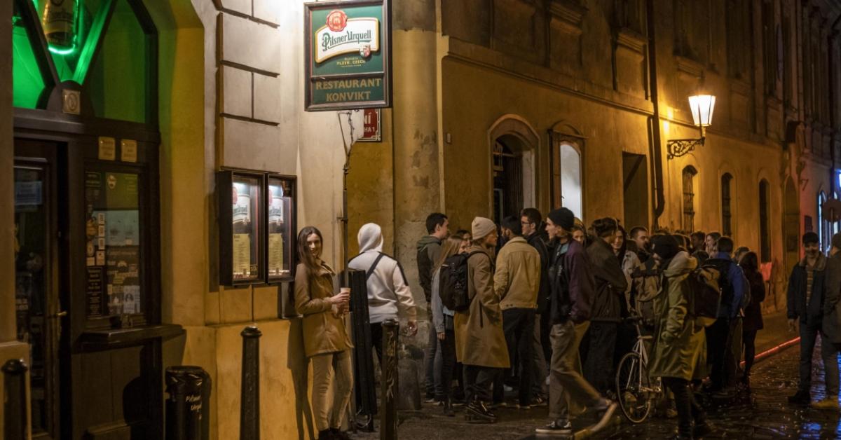 Praga vieta i tour notturni organizzati nei pub per il troppo rumore e ...