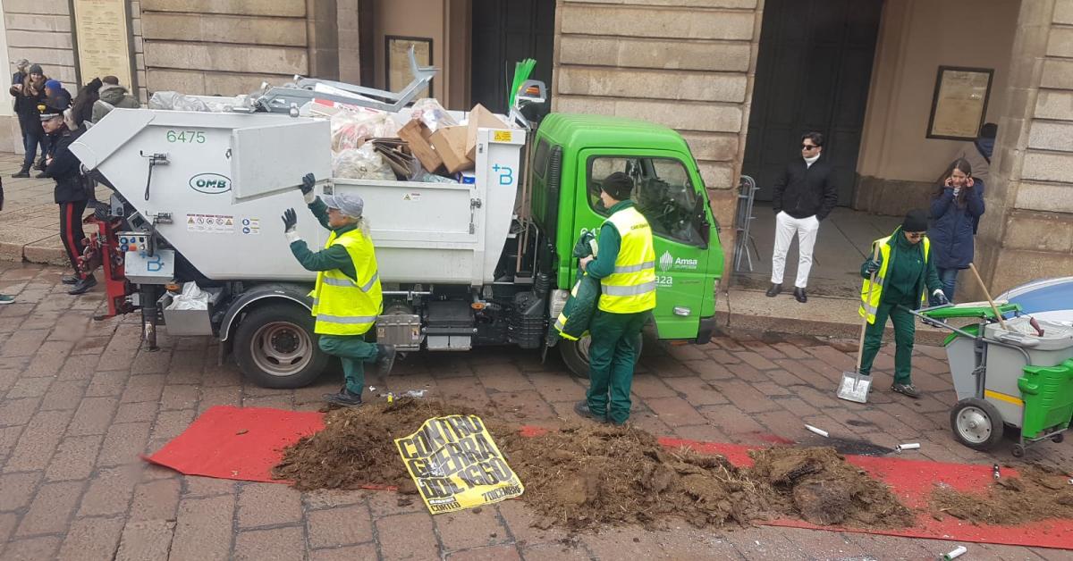 Teatro alla Scala, sparso letame sul tappeto rosso, il corteo di ...