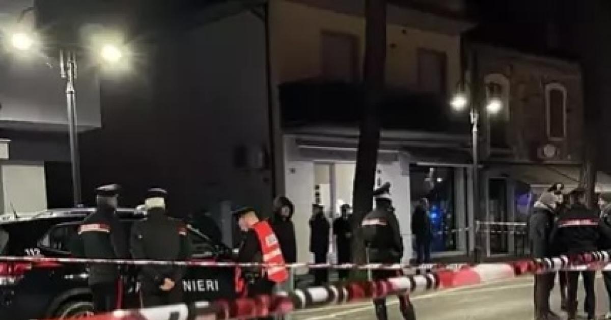 Rimini, egiziano accoltella 5 persone e aggredisce i carabinieri la notte di Capodanno, militare ...