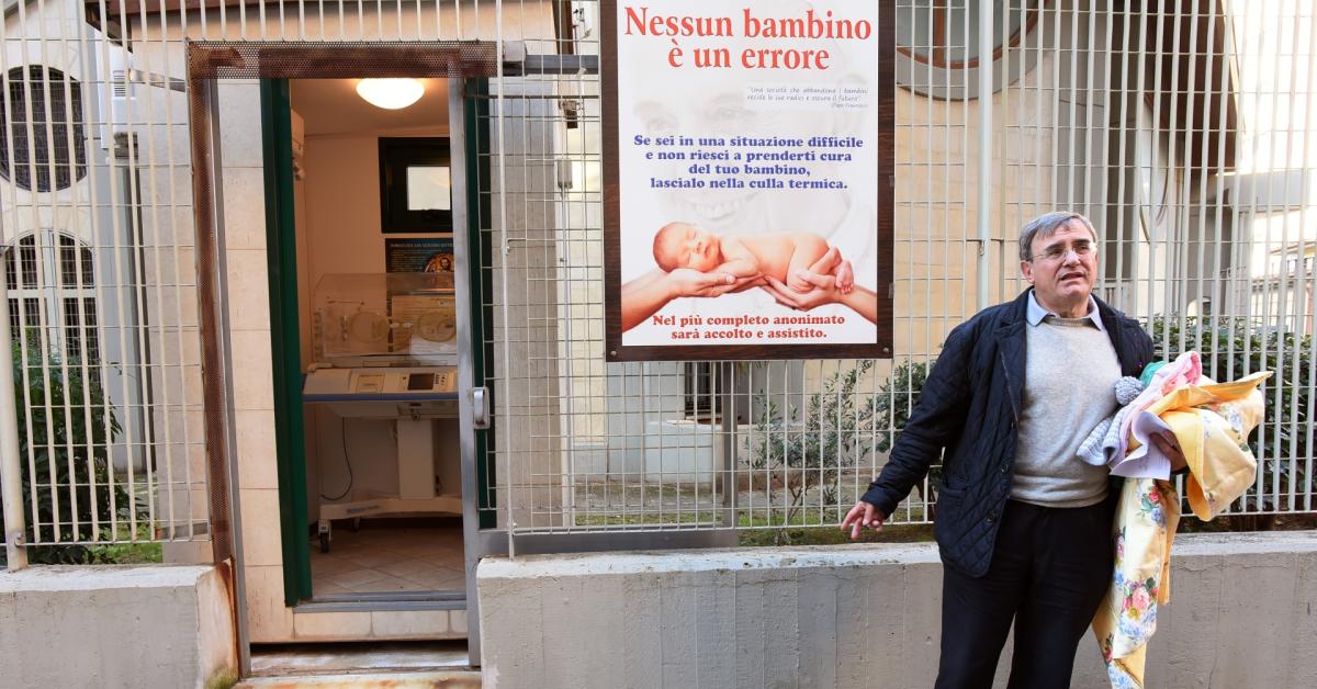 Bari, neonato trovato morto nella culla termica di una chiesa, indagati ...