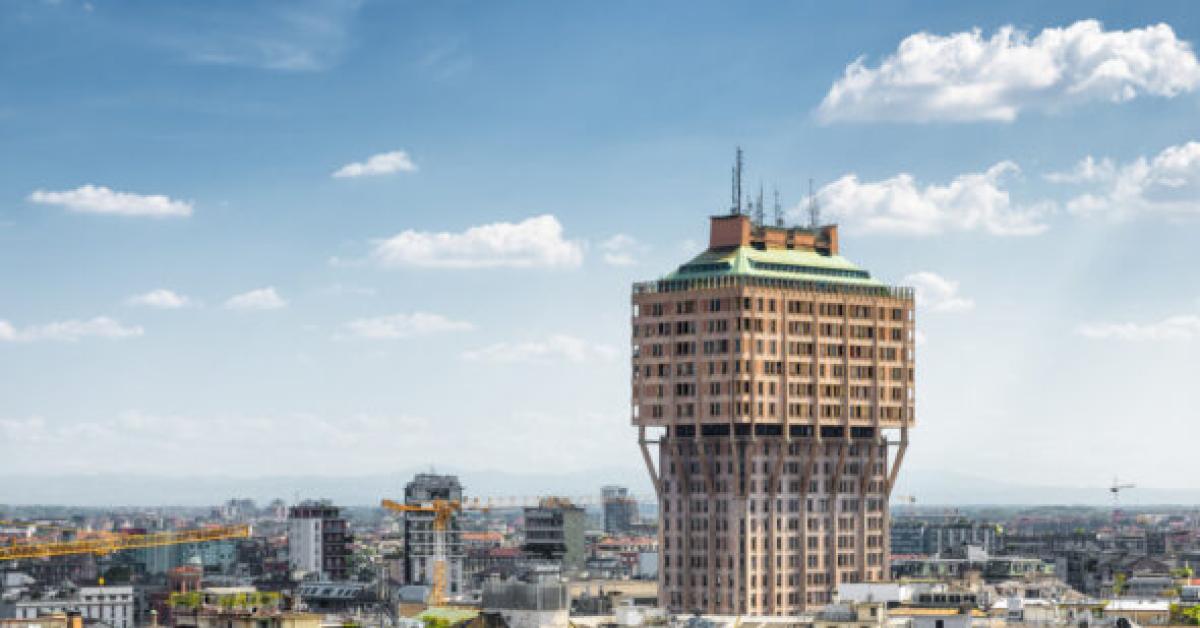 La Torre Velasca rinasce tra design anni ’50, lusso, ristoranti e nuova piazza; investimento di ...