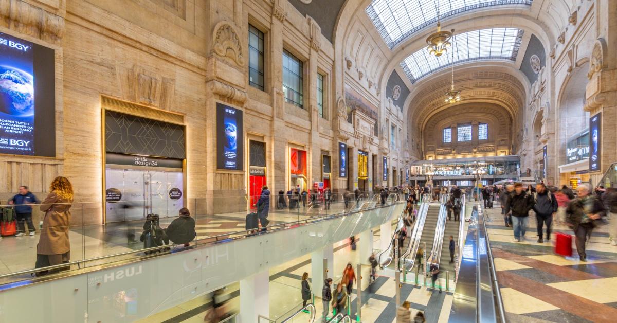 Aperte nuove scale mobili alla Stazione Centrale di Milano, sul lato di ...