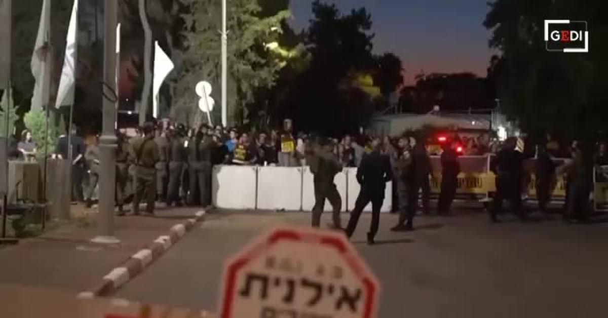 Coloni israeliani contro Idf, attaccati soldati e mezzi militari a ...