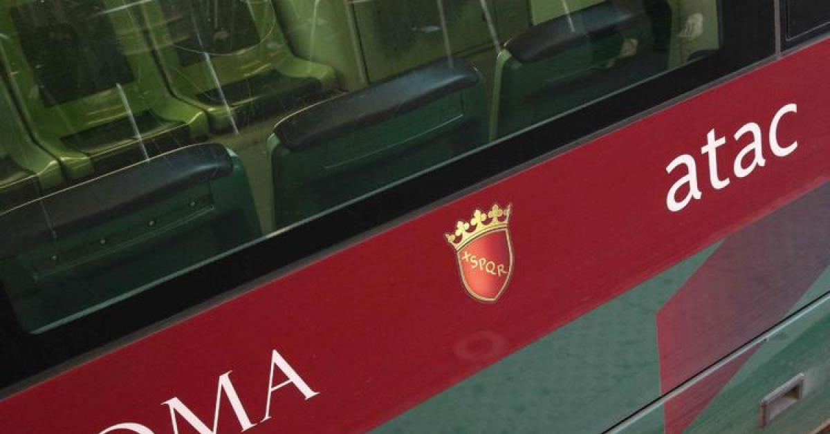 Roma, autista Atac guarda film al volante: sospeso da servizio e paga ...