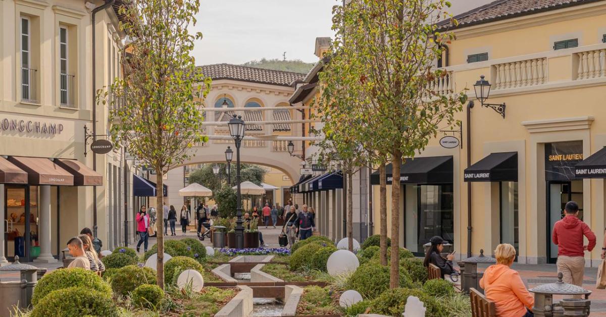 Serravalle Designer, 25 anni di storia del primo Outlet italiano - Il ...