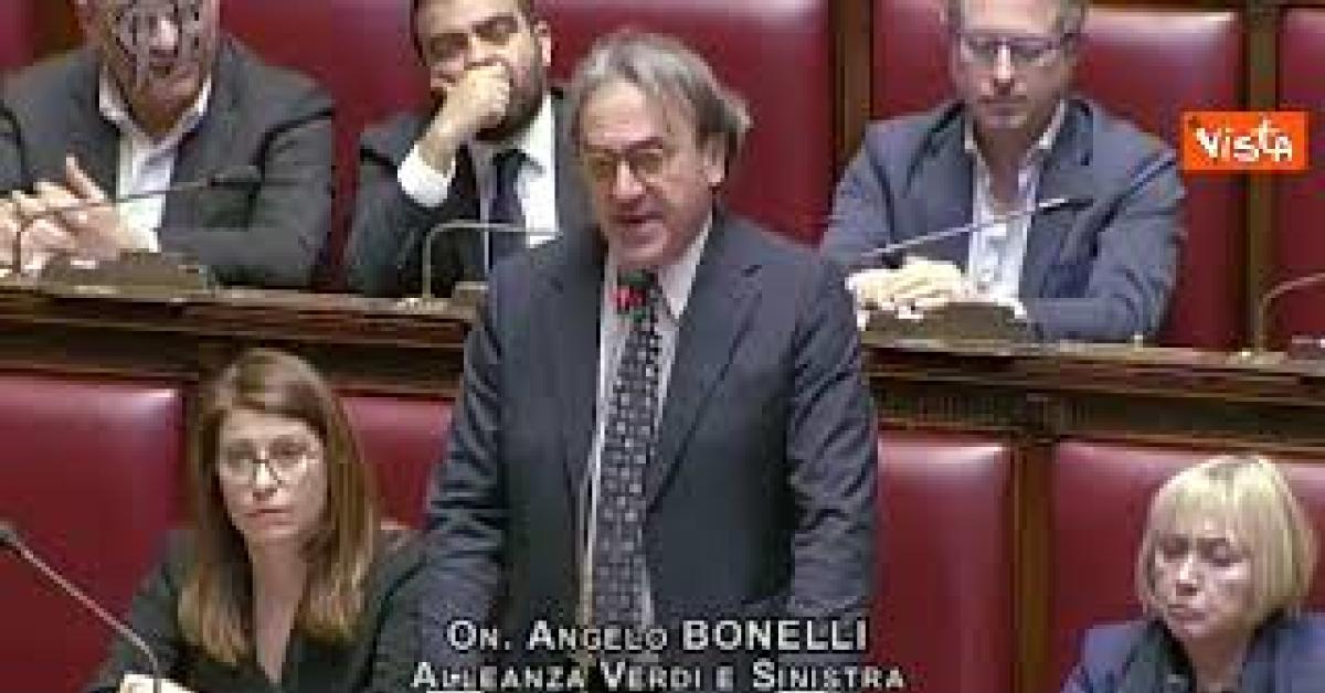 Bonelli mostra in Aula alla Camera un cartello con la "Venere ...