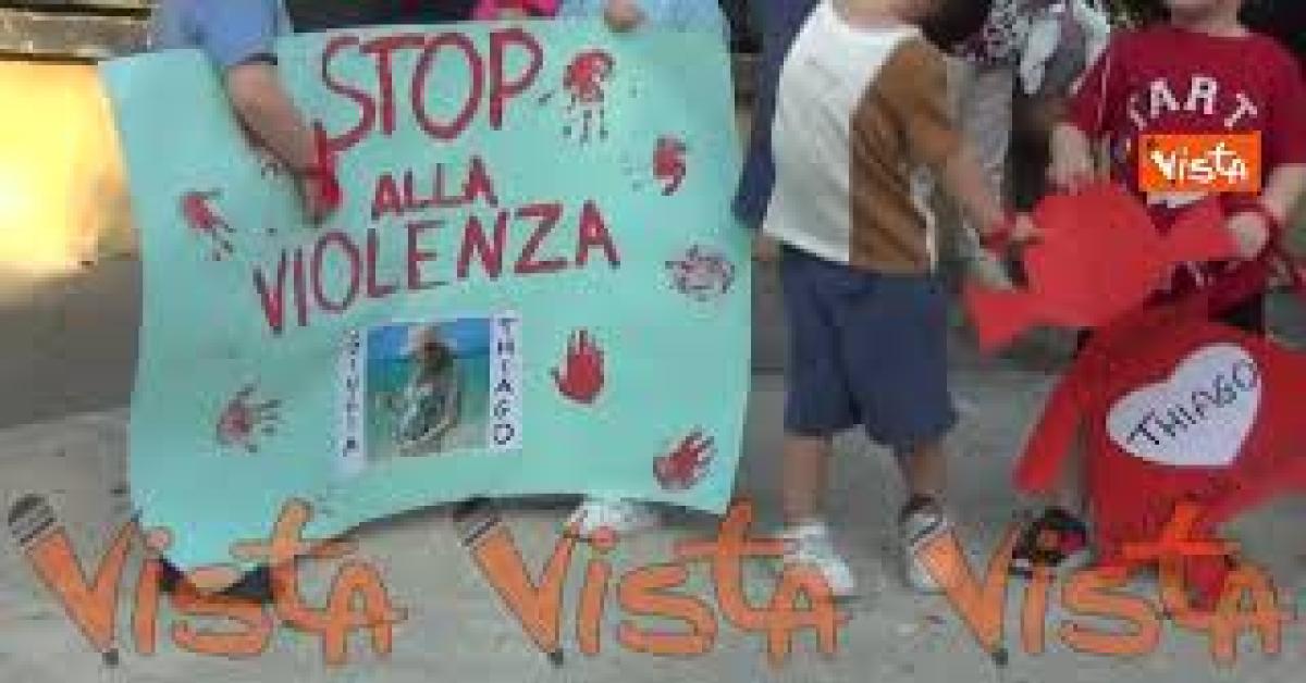 Cartelli, rose bianche e striscioni. Sant'Antimo ricorda Giulia ...