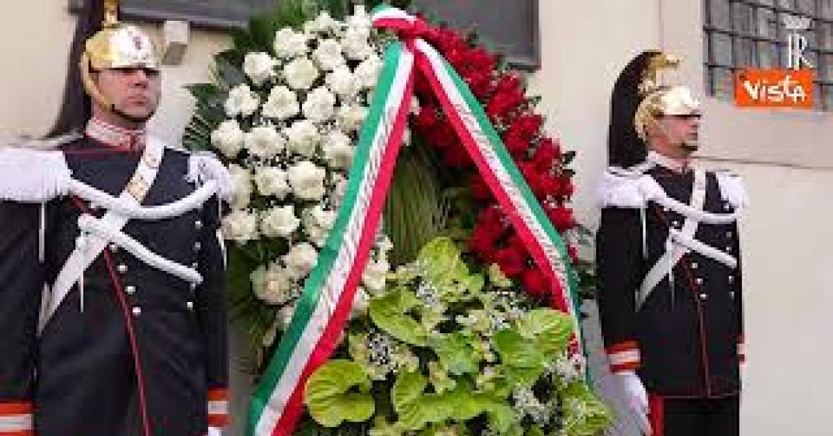 Mattarella rende omaggio ad Aldo Moro in via Caetani, la deposizione ...