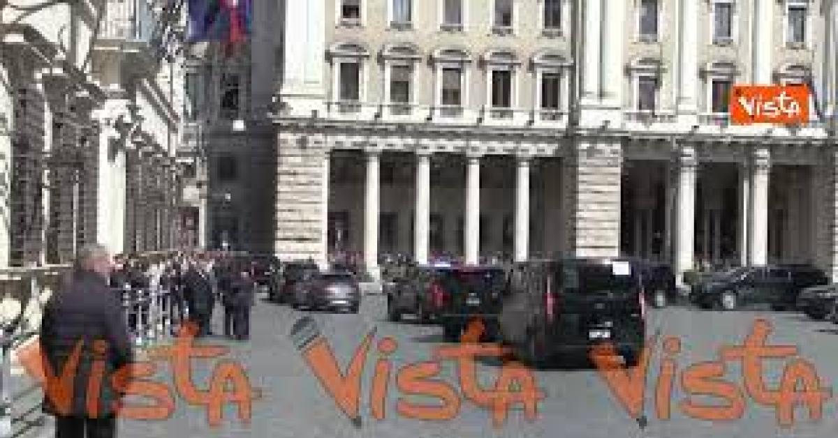 Il vicepresidente Usa JD Vance lascia Palazzo Chigi dopo l'incontro con la premier Meloni - Il ...