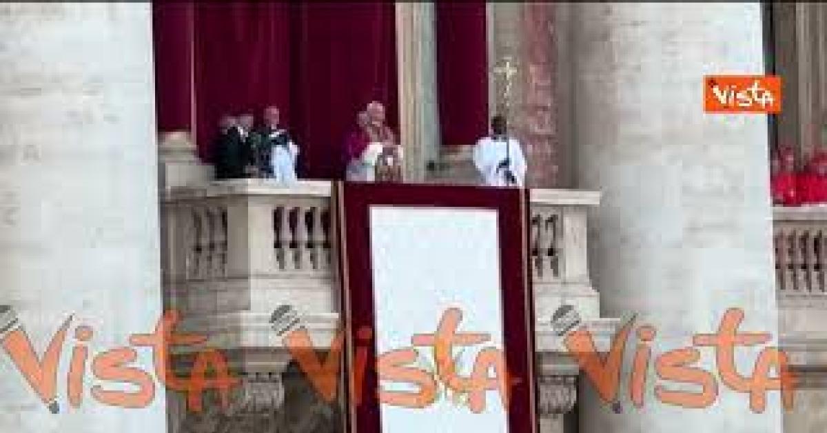 Papa Leone XIV come Wojtyla e Ratzinger, indossa mozzetta rossa, croce ...