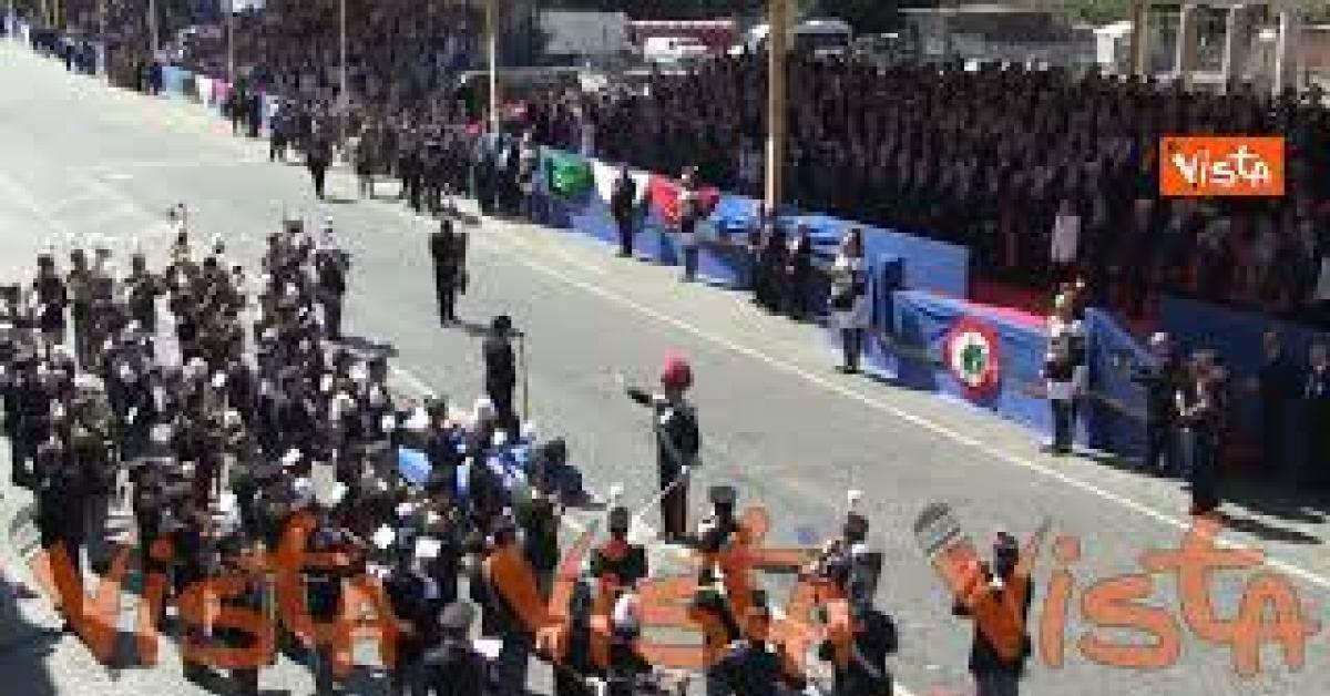 Festa della Repubblica, Arisa canta l'inno di Mameli davanti al ...