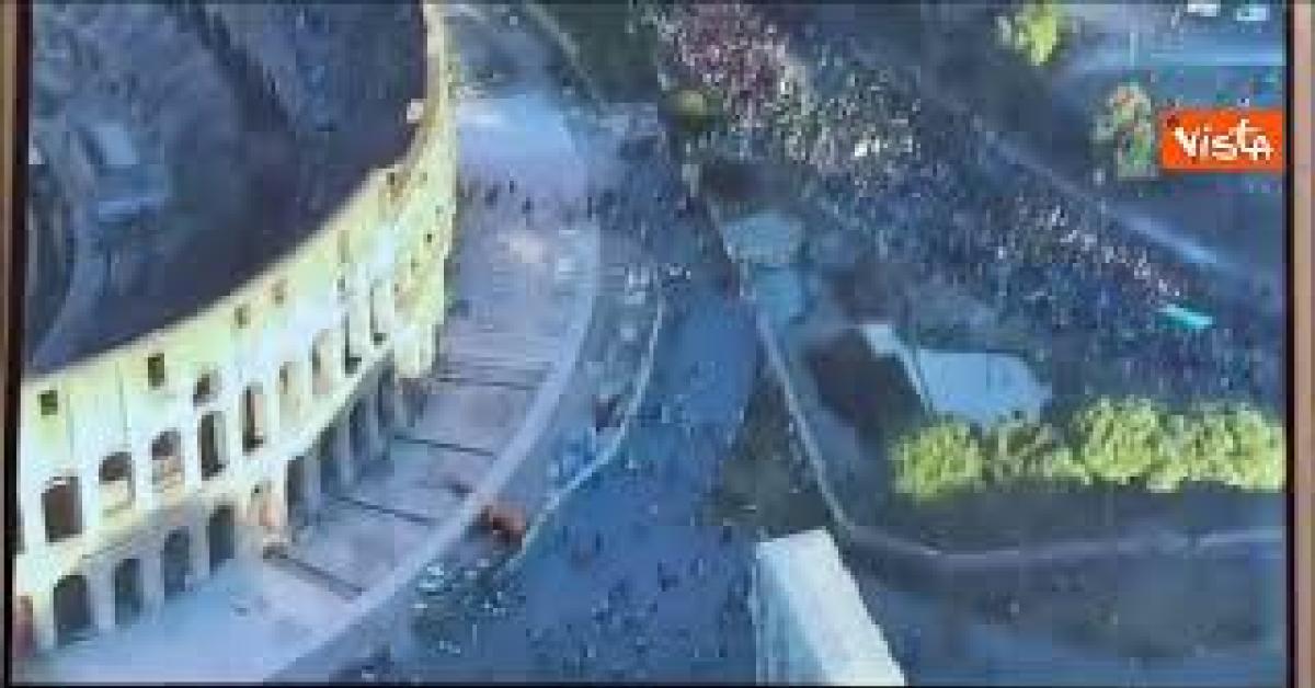 Corteo pro Gaza a Roma, migliaia di manifestanti al Colosseo. Le ...