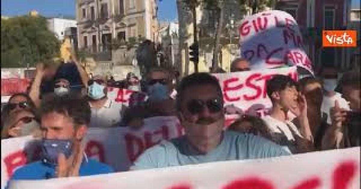 Salvini contestato a Bari, Bella Ciao e orgoglio terrone sugli ...