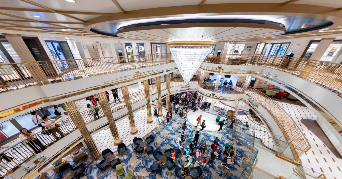 Cina: nave da crociera Adora Magic City attracca a Shanghai (1) - Il ...