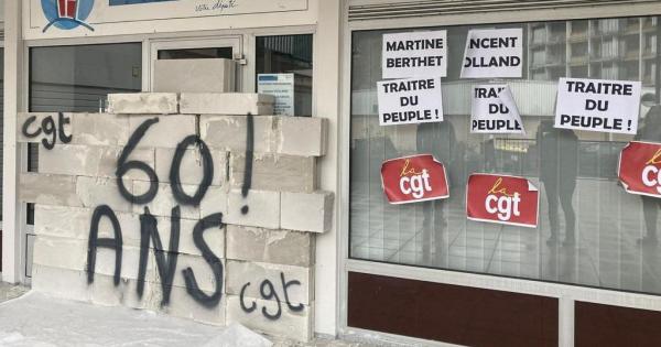 Proteste Francia, l'ufficio del deputato Vincent Rolland viene murato ...