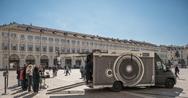 JR alle Gallerie d'Italia di Torino, arriva l'iconico van dell'Inside out Project: ritratti 200 ...