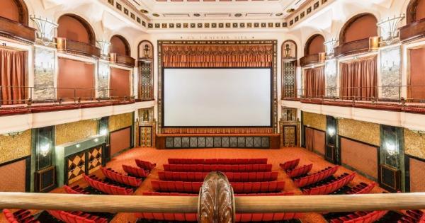 Lo storico cinema Odeon di Milano chiude per sempre, dopo 94 anni di ...