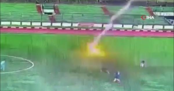 Calciatore colpito da un fulmine in Indonesia morto folgorato in campo ...