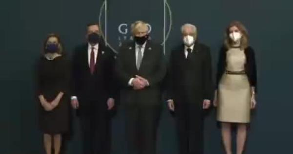 G20, Draghi e Mattarella si tolgono la mascherina dopo foto di rito, il ...