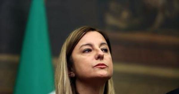 Elezioni a Roma, Lombardi a Raggi: "Corazzate? Politica non è Risiko ...