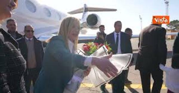Meloni arriva a Tripoli con Piantedosi e Tajani per la visita di Stato in Libia, le immagini ...
