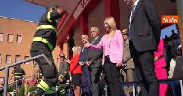 Meloni riceve in dono casco rosso di capo squadra Vigili del fuoco con suo nome a giuramento ...