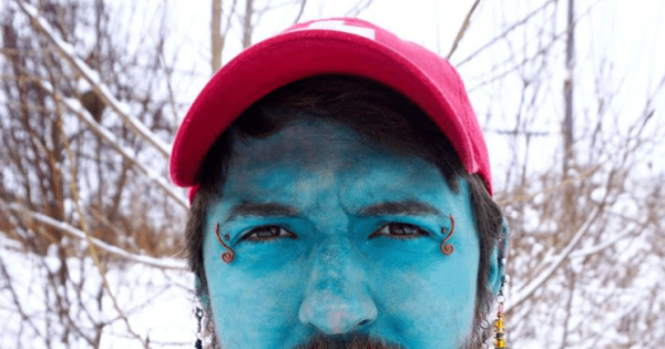 Gesto folle di un giovane: si TATUA tutto il corpo di BLU. Il motivo è ...