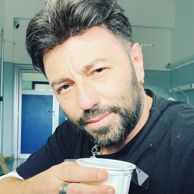 Chi è Luca Sepe, il cantautore napoletano ricoverato per Covid - Il ...