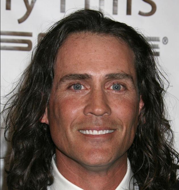 Morto Joe Lara, Tarzan nella storica serie tv degli anni 90: l'aereo su ...