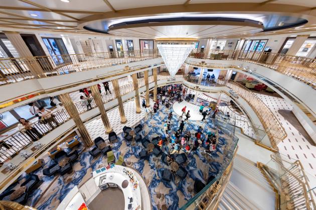 Cina: nave da crociera Adora Magic City attracca a Shanghai (1) - Il ...