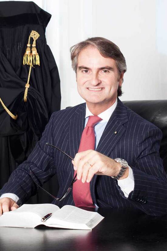 Dal codice penale alla poesia, l'avv. Domenico Frasca pubblica "L ...